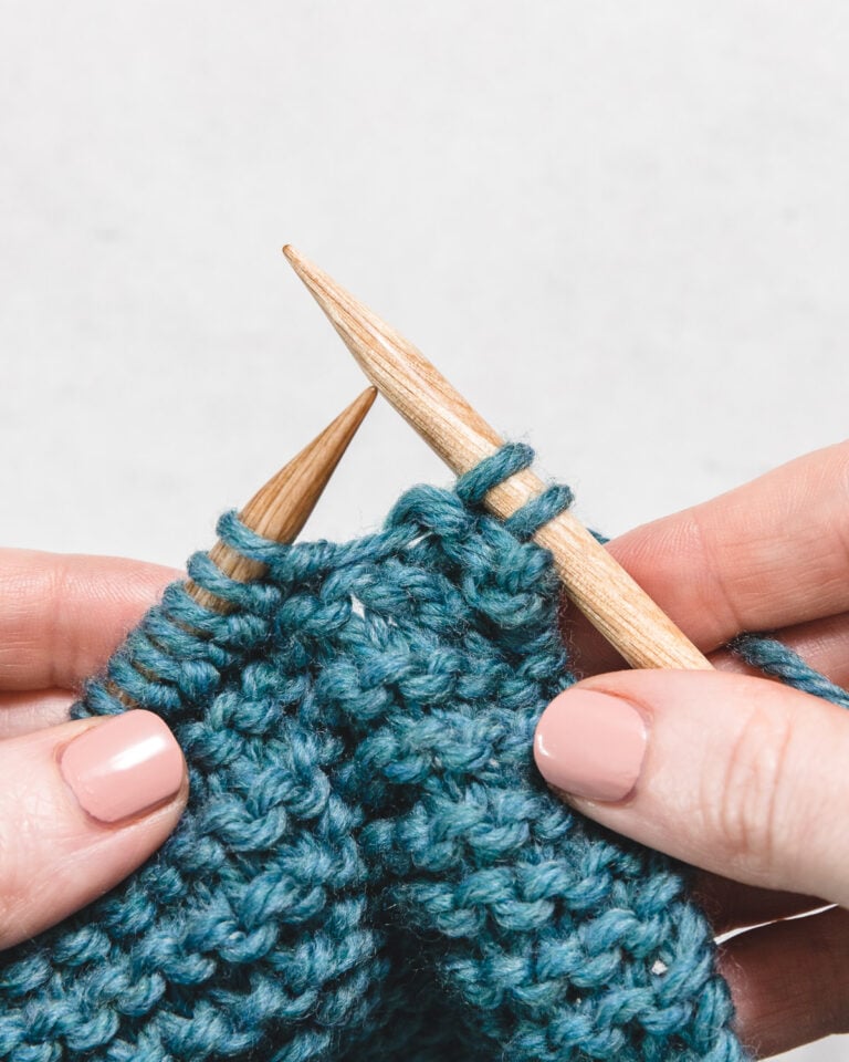 How to Bind Off (Cast Off) Knitting for Beginners - Sarah Maker