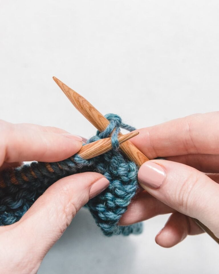 How to Bind Off (Cast Off) Knitting for Beginners - Sarah Maker