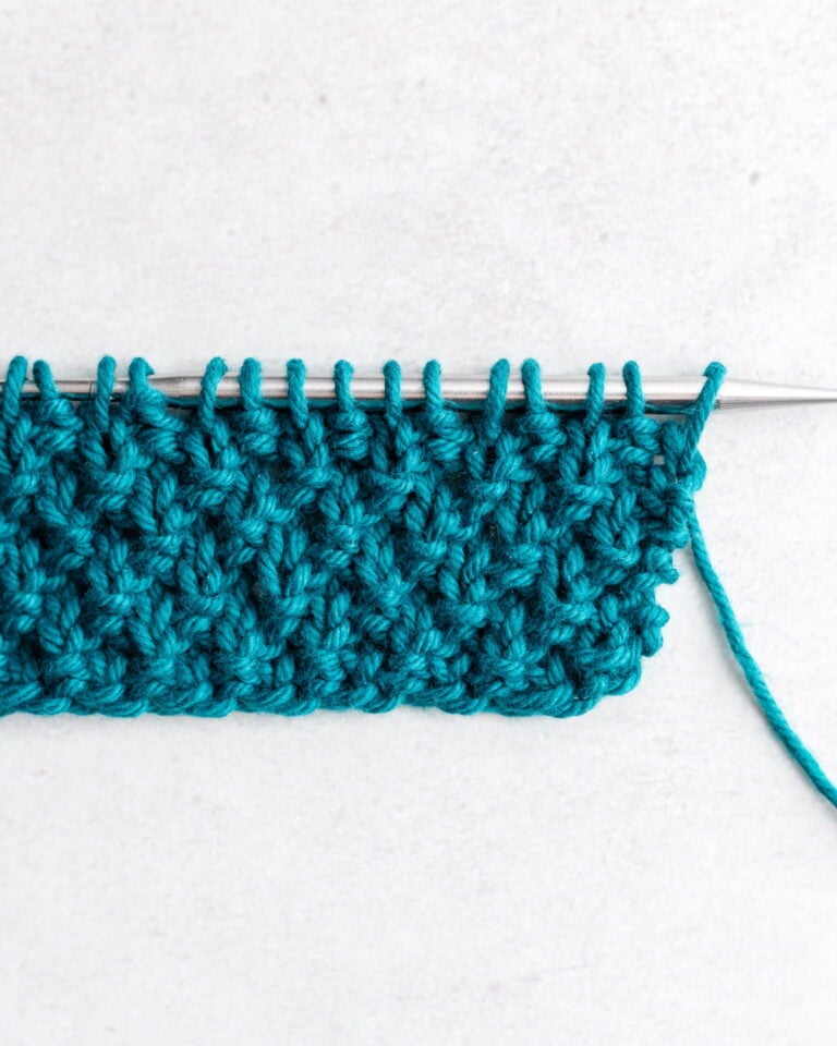 How to Knit Moss Stitch - Easy Beginner Tutorial - Sarah Maker