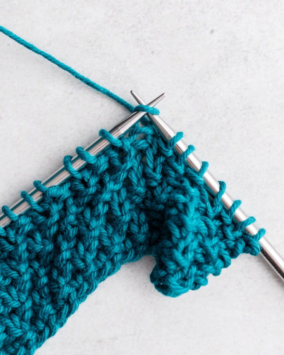 How to Knit Moss Stitch - Easy Beginner Tutorial - Sarah Maker