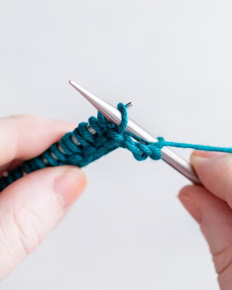 How to Knit Seed Stitch - Easy Tutorial for Beginners - Sarah Maker