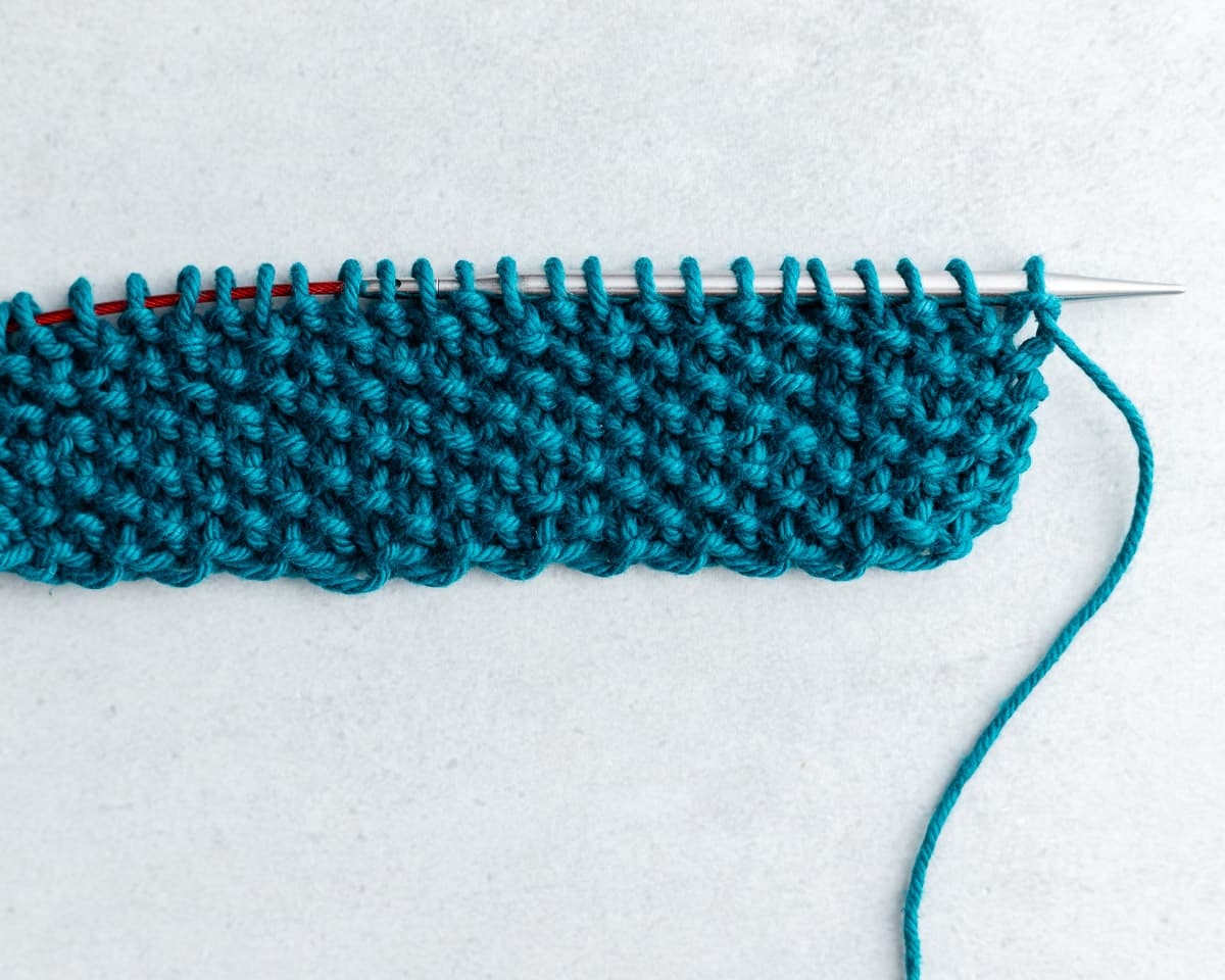 How to Knit Seed Stitch - Easy Tutorial for Beginners - Sarah Maker
